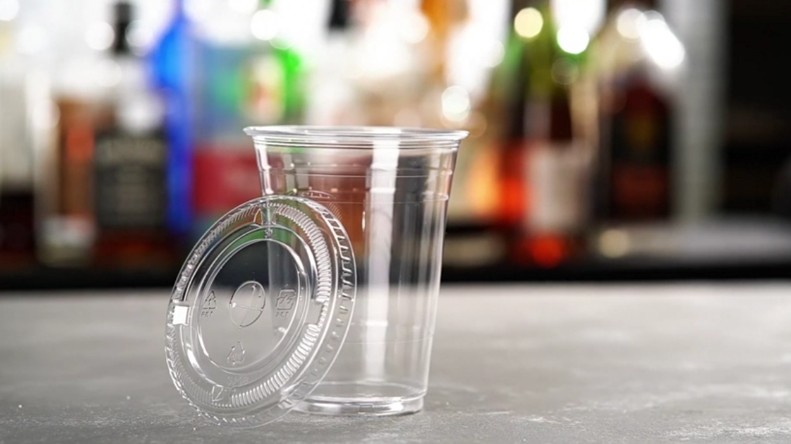 Gusto Clear Plastic Cups 24 Oz Disposable with Lids, 100-Pack, Suitable ...